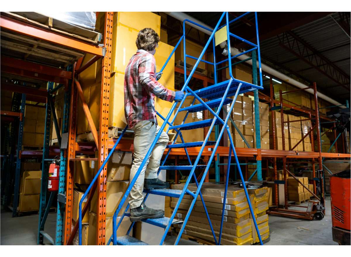 Ladder for Warehouse Efficiency: Safety Selection Guide